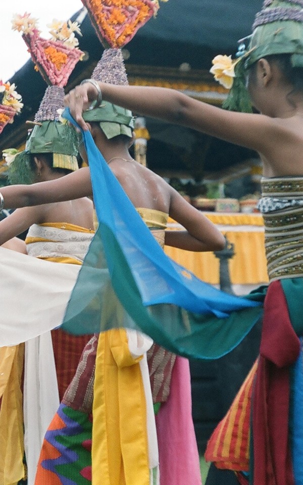 The purity of the offering to the gods in the Rejang Dance | Bvlgari ...