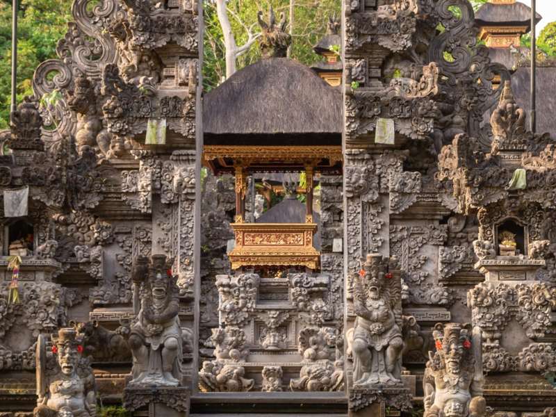 A Temple Isolated in the Middle of a Lake - The Temple of Gubug | 불가리 ...