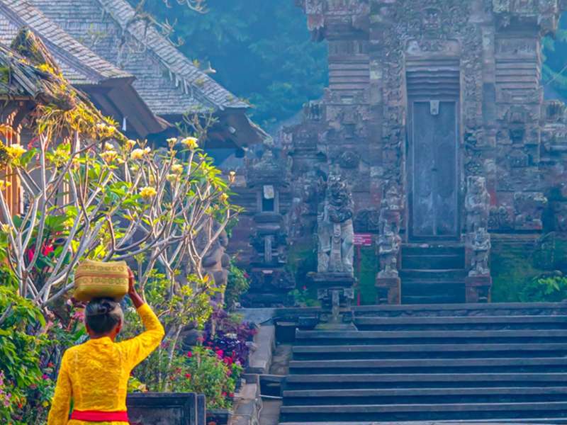 A Temple Isolated in the Middle of a Lake - The Temple of Gubug | 宝格丽度假村巴厘岛