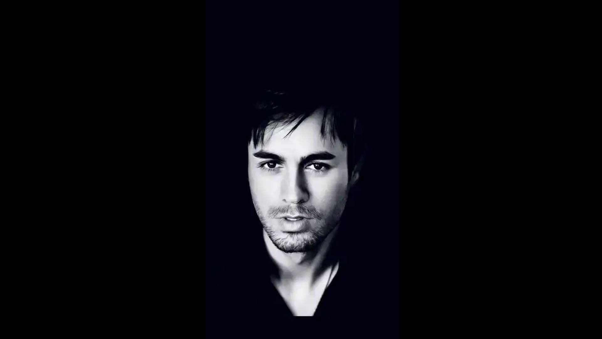Enrique Iglesias arrives in Abu Dhabi | 宝格丽公寓度假酒店迪拜